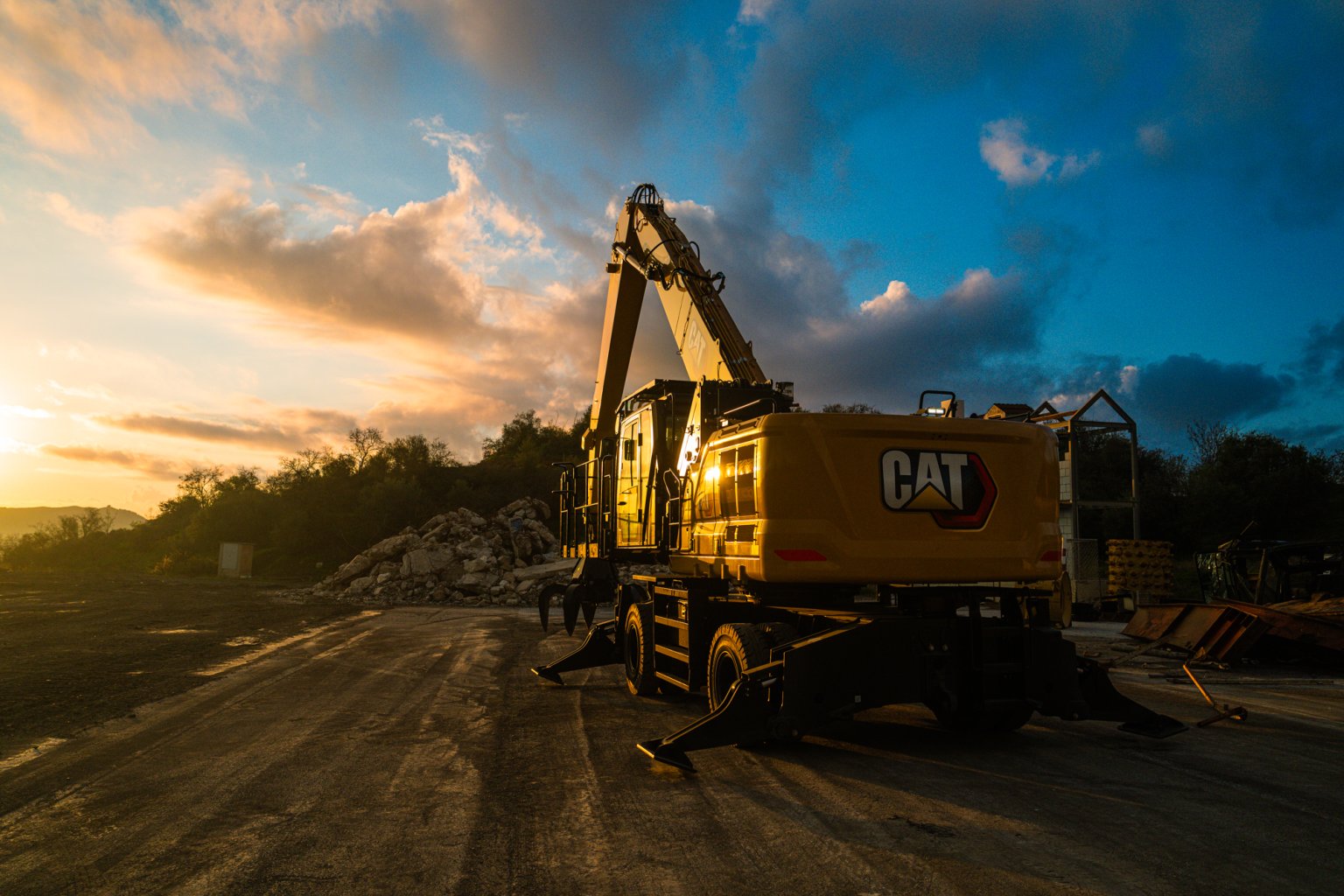 Bergerat Monnoyeur dévoile la pelle de manutention Cat MH3032 en avant ...